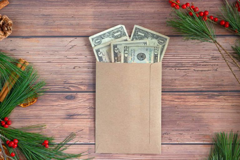 Do You Qualify for Holiday Pay as an Hourly Employee? [Upd 2025]
